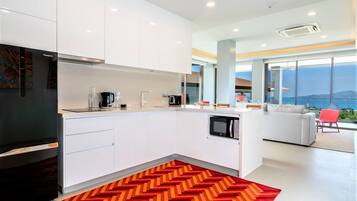 Apartamento Deluxe (A9) | Cozinha privada | Um frigorífico, um micro-ondas, uma placa de cozinha