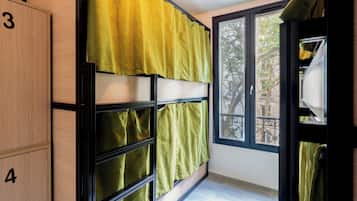 Cofres nos quartos, cortinas blackout, Wi-Fi de cortesia, roupa de cama
