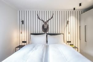Suíte luxo, 1 quarto | Roupas de cama premium, edredons de pluma, cofres nos quartos
