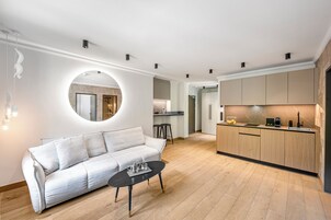 Apartamento luxo, 1 quarto | Área de estar | TV LED 55 polegadas com canais a cabo, TV, Netflix