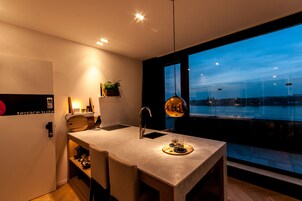 Terrace Suite, Amazing Riverview | Cozinha privada | Geladeira, máquina de café expresso, cafeteira/chaleira