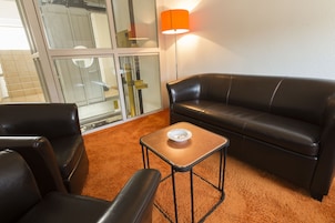 Área de estar no saguão