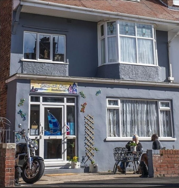 Home And Away Guesthouse - Bridlington
