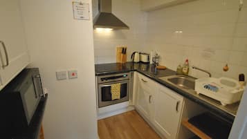 Apartamento família, 1 quarto, cozinha | Cozinha privada | Geladeira grande, micro-ondas, cooktop, chaleira elétrica