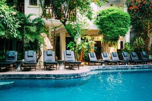 2 piscinas exteriores, guarda-sóis, espreguiçadeiras 