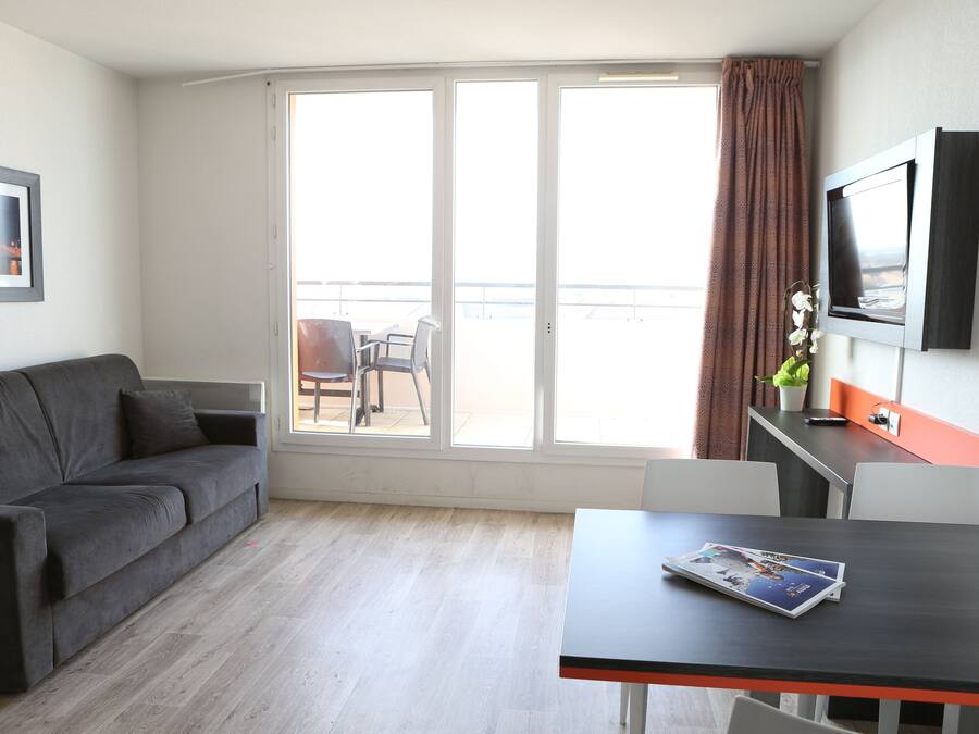 Apartamento Familiar, kitchenette | Sala | Televisor de ecrã plano de 32 polegadas com canais por cabo, televisor