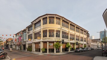 Um edifício de esquina com vários sinais, incluindo
