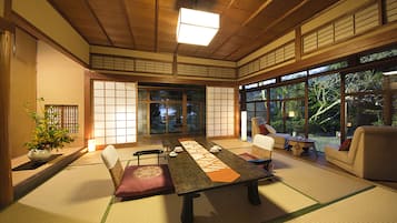 Quarto Quádruplo Superior, várias camas, casa de banho partilhada | Sala de estar | Televisor LCD