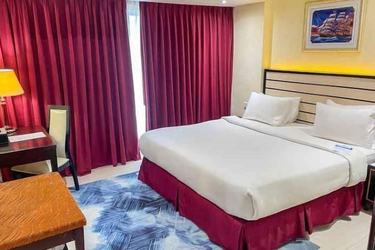 Minibar, cofre no quarto, secretária, quartos insonorizados