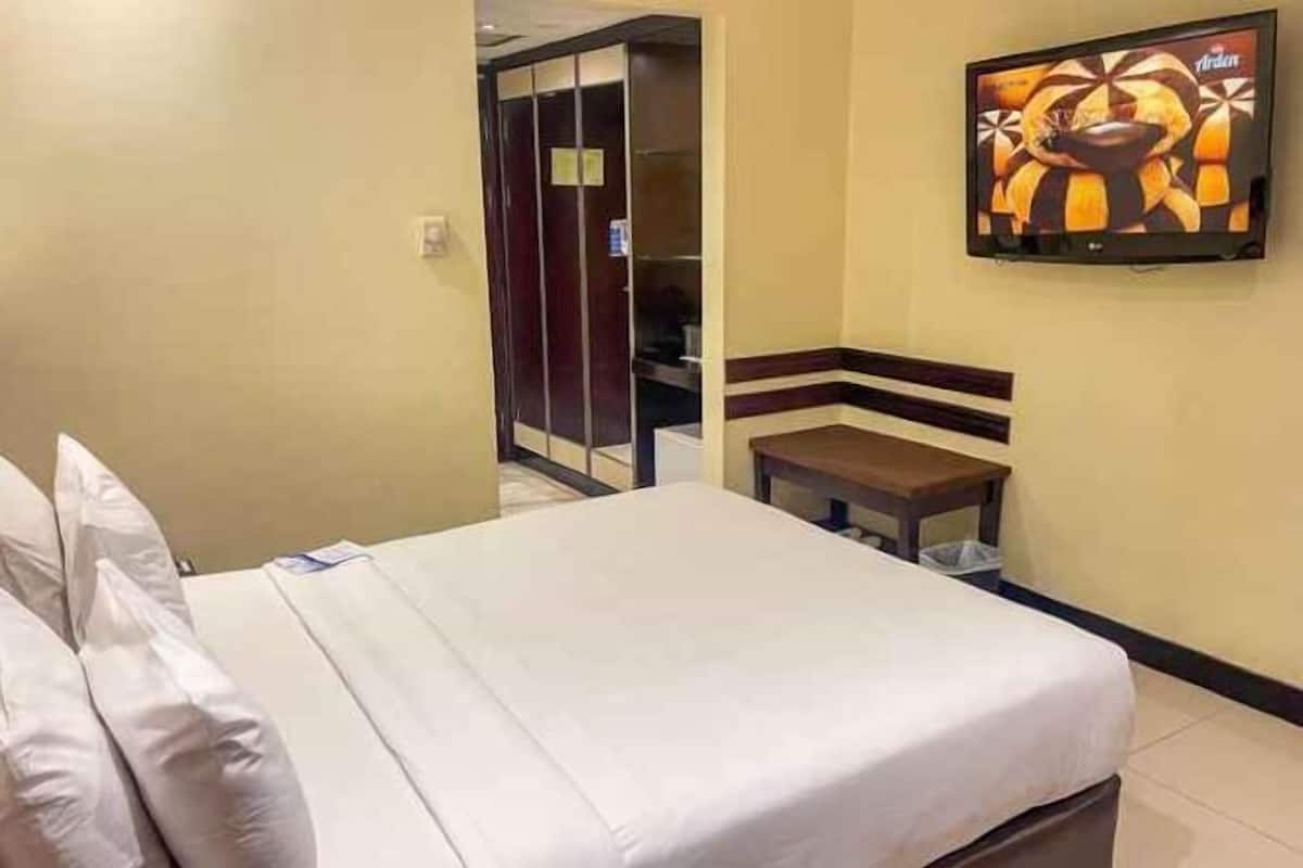 Minibar, cofre no quarto, secretária, quartos insonorizados