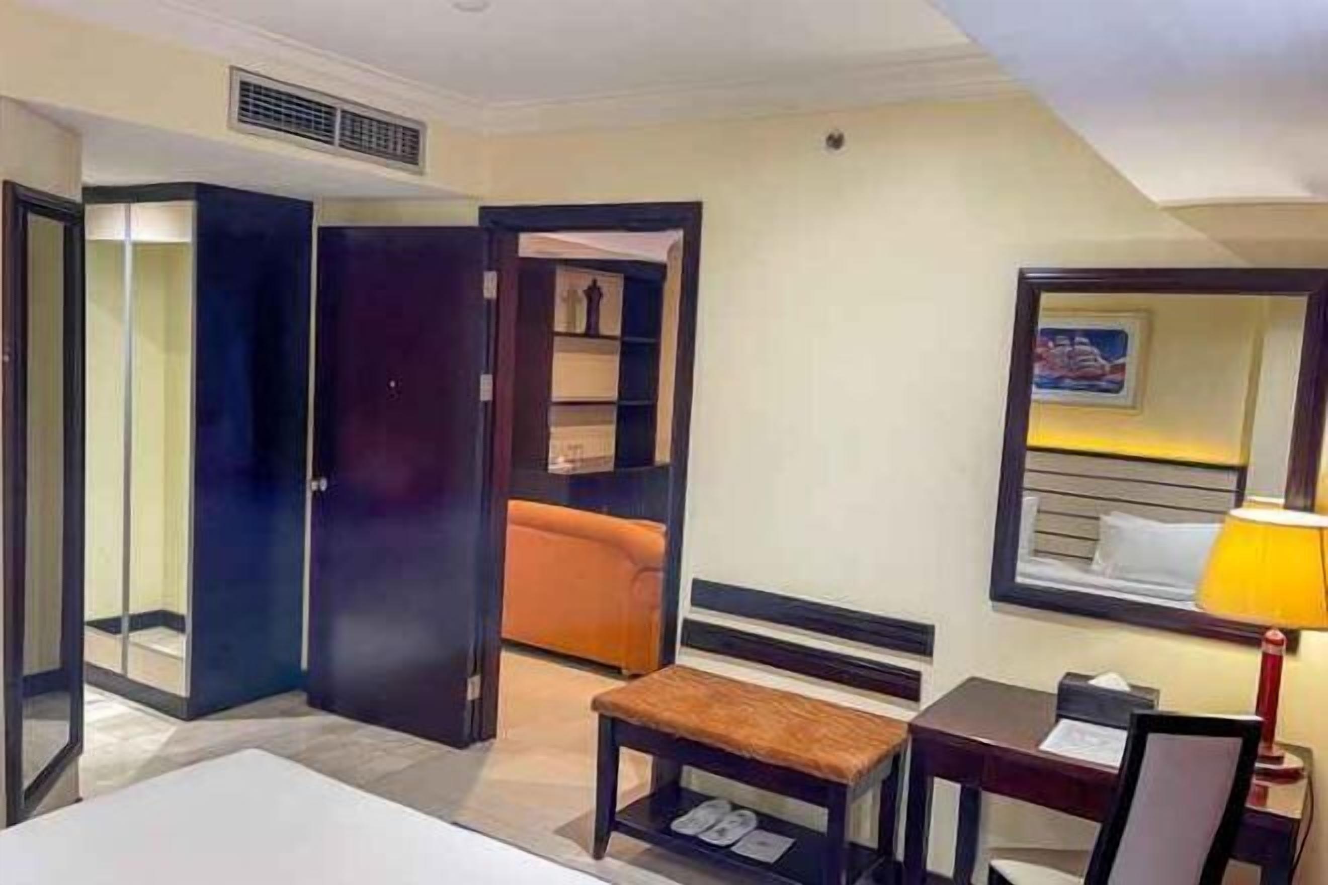 Minibar, cofre no quarto, secretária, quartos insonorizados 