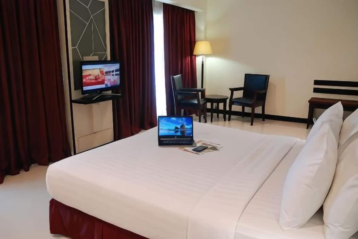 Minibar, cofre no quarto, secretária, quartos insonorizados