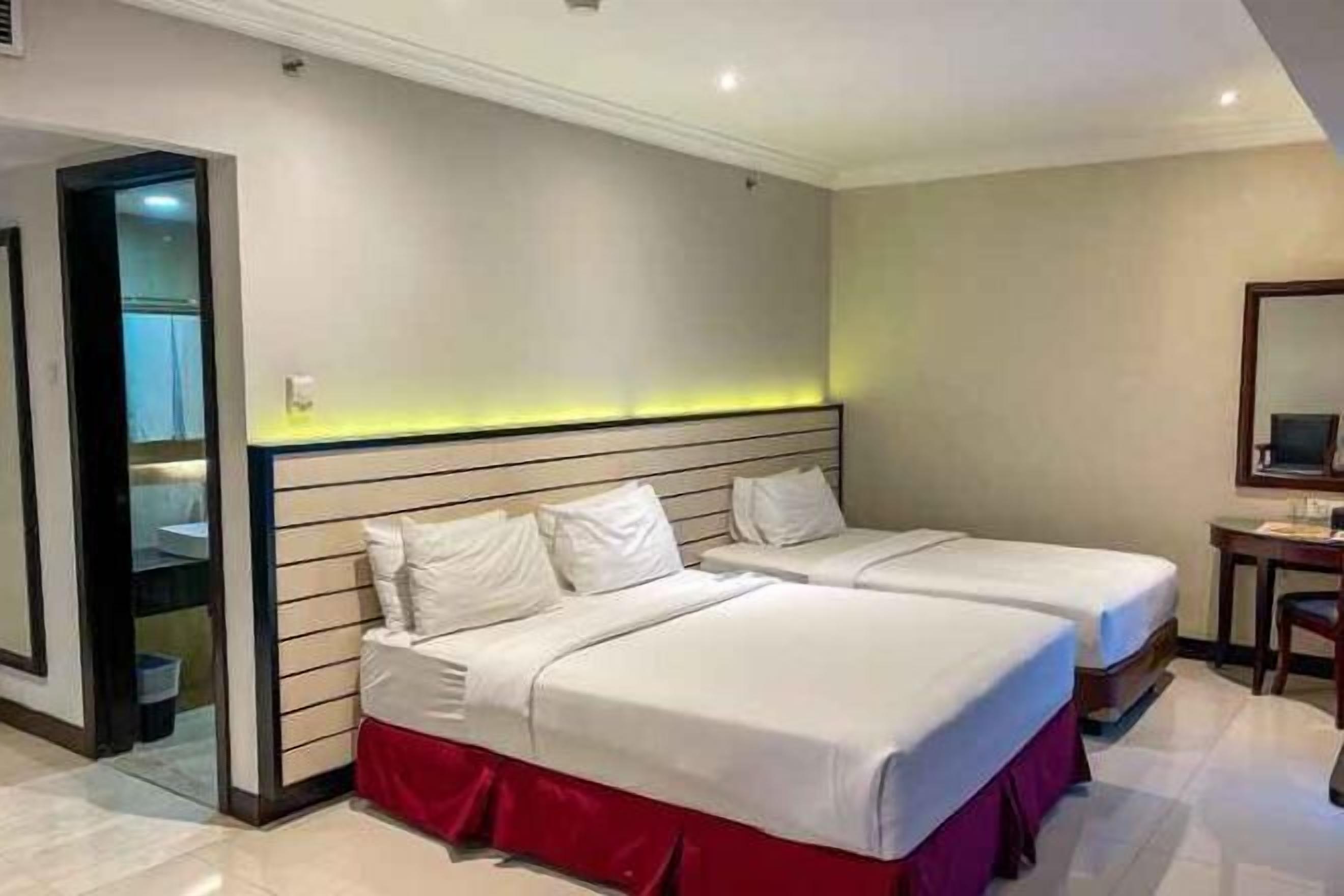 Frigobar, cofres nos quartos, escrivaninha, quartos à prova de som