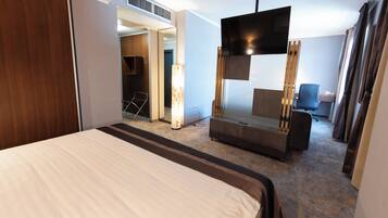 Suite Deluxe | Minibar, cofre no quarto, secretária, cortinas/cortinados opacos