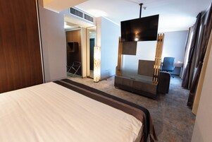 Suite Deluxe | Minibar, cofre no quarto, secretária, cortinas/cortinados opacos 