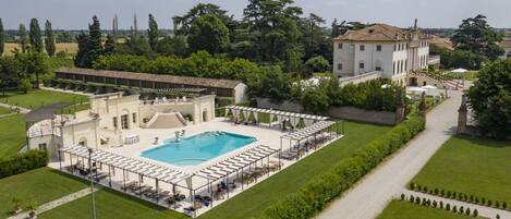 Piscina externa sazonal, funciona das 10h às 19h, barracas de cortesia