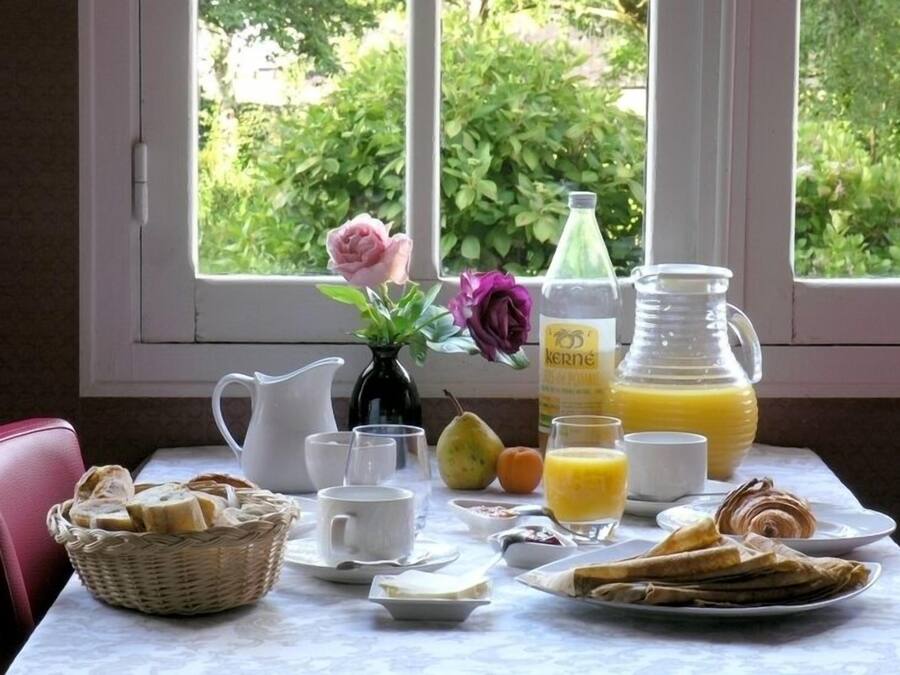 Pequeno-almoço tipo buffet diário (12 EUR por pessoa)