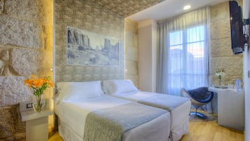 Frigobar, cofres nos quartos, escrivaninha, cortinas blackout