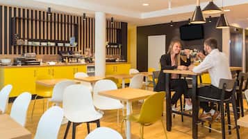 Café da manhã com buffet todos os dias mediante uma taxa