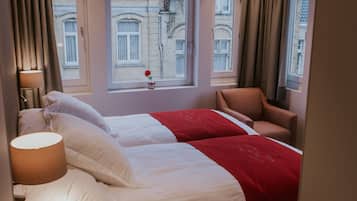 Quarto duplo standard | Roupas de cama antialérgicas, cofres nos quartos