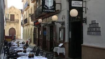 Pequenos-almoços, almoços, jantares servidos, cozinha local