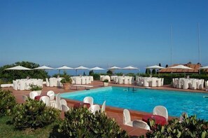 Piscina externa, guarda-sóis, espreguiçadeiras