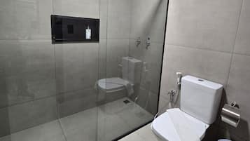 Quarto casal superluxo de uso individual | Banheiro | Chuveiro, secador de cabelo, toalhas de banho