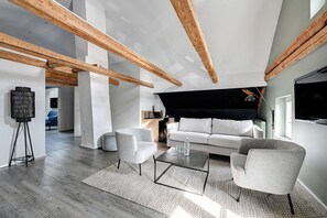 Suite Nobre | Sala de estar | Televisor de ecrã plano de 40 polegadas com canais por cabo, televisor 