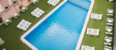 Piscina externa sazonal, espreguiçadeiras