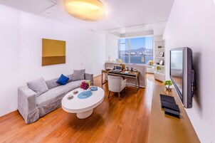 1 quarto, cofres nos quartos, individualmente decorados, escrivaninha