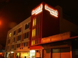 Fachada do alojamento (tarde/noite)