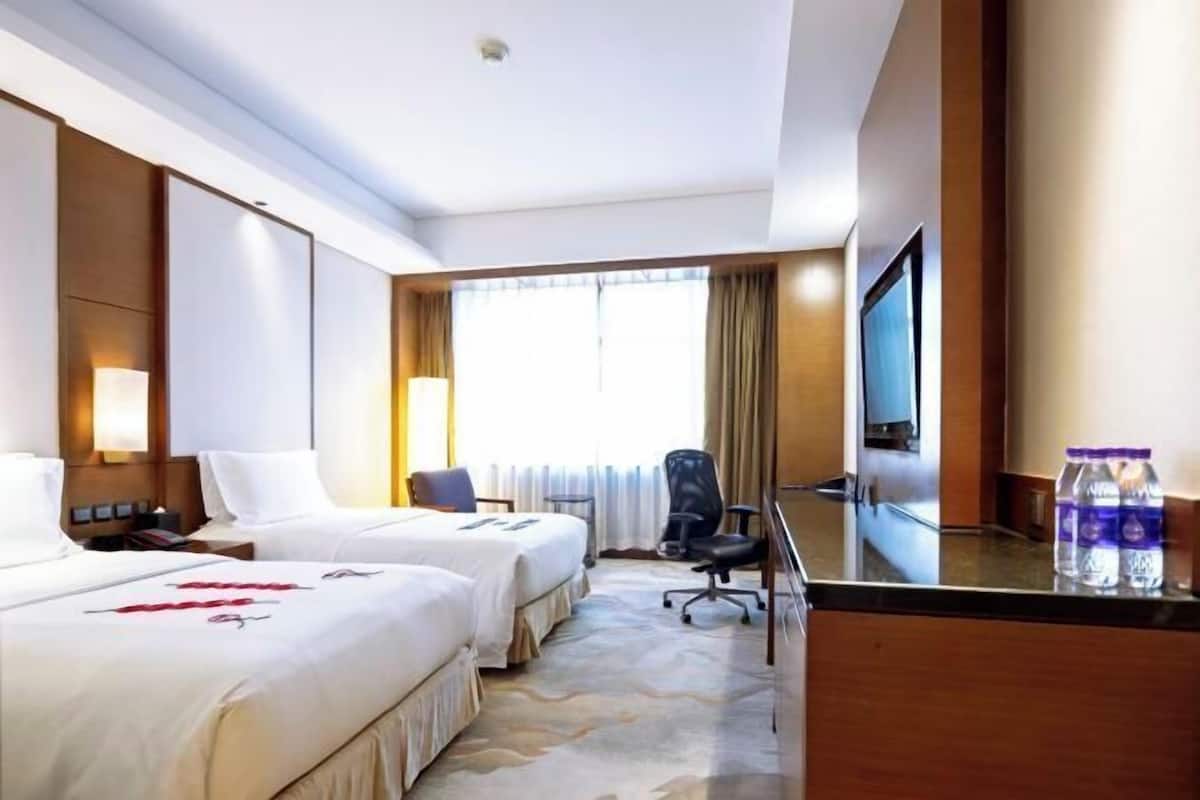 Roupa de alta qualidade, edredões de penas, minibar, cofre no quarto