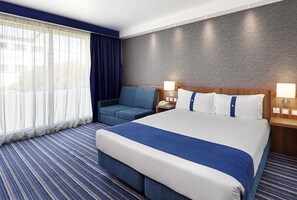 Escrivaninha, cortinas blackout, quartos à prova de som