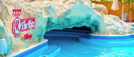 2 piscinas exteriores, da(s) 8:00 à(s) 22:00, guarda-sóis