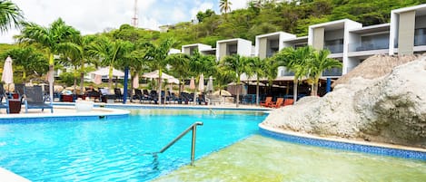 2 piscinas externas, funciona das 8h às 22h, guarda-sóis