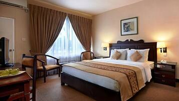 Standard King Room with Sea View | Roupas de cama de algodão egípcio, roupas de cama premium, frigobar