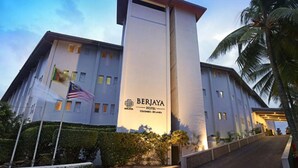 Um amplo e moderno edifício de hotel com uma placa de destaque que diz "BERJAYA HOTEL Colombo - Sri Lanka".