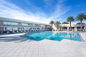 Piscina exterior, espreguiçadeiras