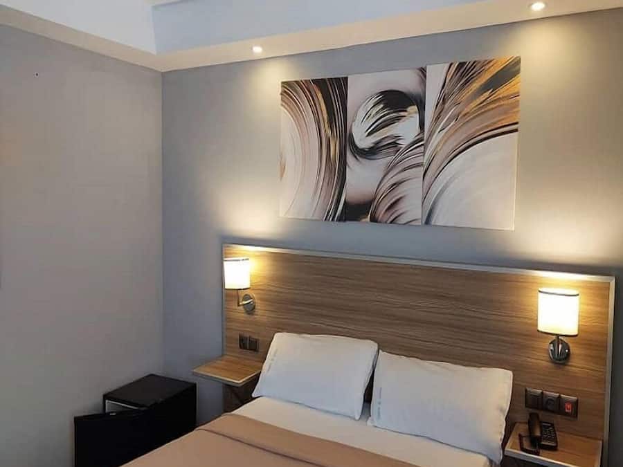 Quarto casal standard | Frigobar, individualmente mobiliados, escrivaninha, cortinas blackout