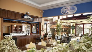 Uma área de bar com balcão, assentos e um letreiro para Blue Merlin Bar & Grill.