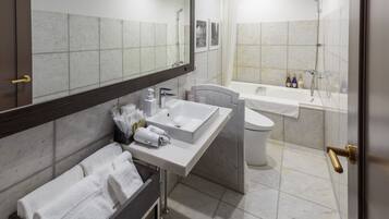 Uma combinação polibã/banheira, artigos de higiene pessoal grátis