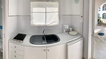 Estúdio básico, 2 camas de solteiro, para não fumantes, cozinha | Cozinha privada | Micro-ondas em uma área comum, cooktop, cafeteira/chaleira