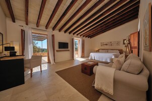 Suíte júnior, sacada | Roupas de cama premium, edredons de pluma, frigobar, cofres nos quartos