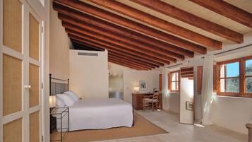 Quarto casal luxo | Roupas de cama premium, edredons de pluma, frigobar, cofres nos quartos