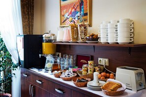 Pequeno-almoço tipo buffet diário mediante uma taxa 