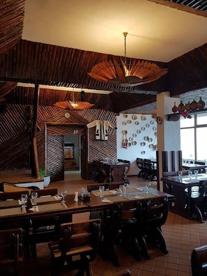 Café da manhã, almoço e jantar; culinária local
