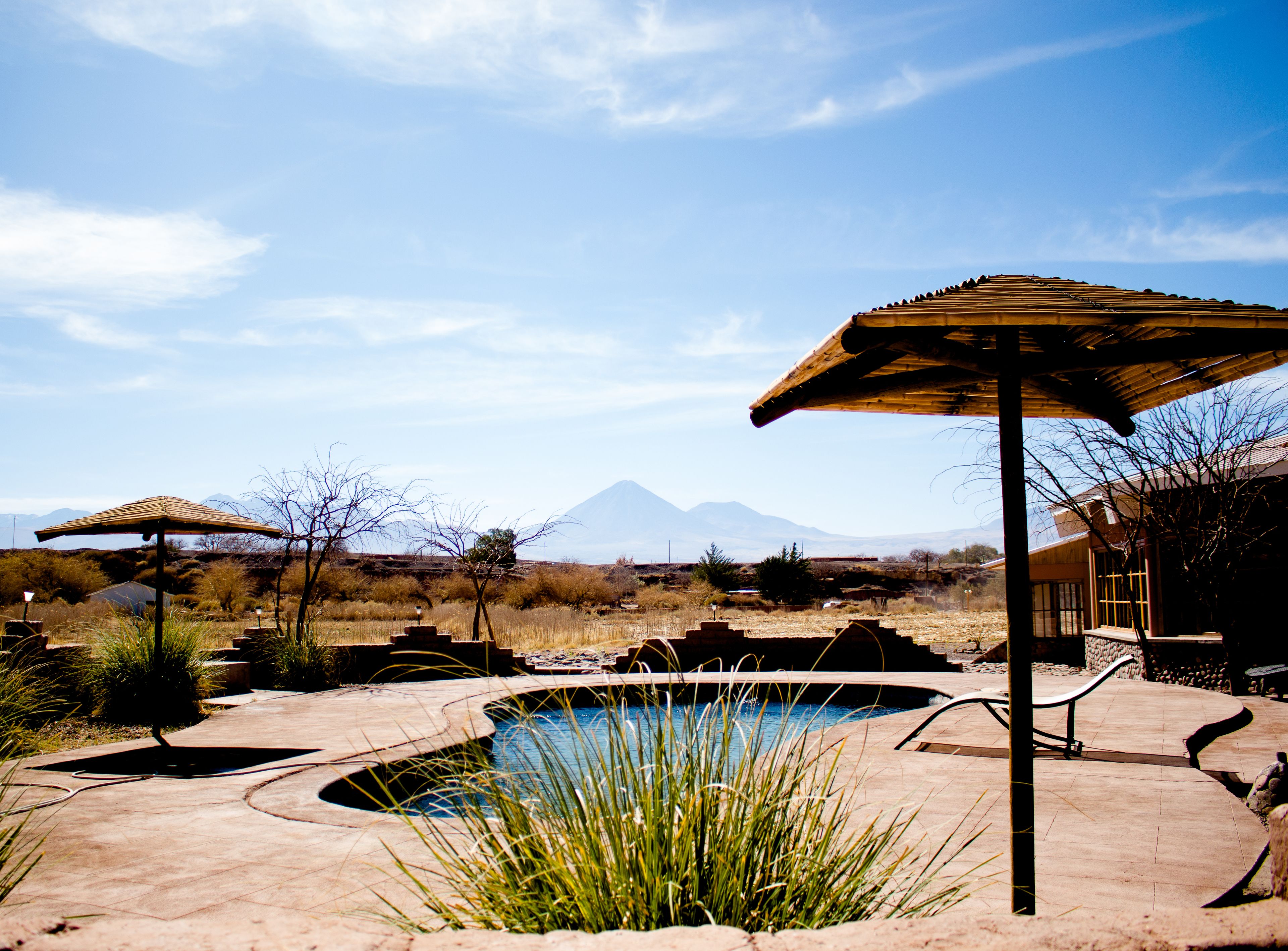 Piscina exterior, espreguiçadeiras 