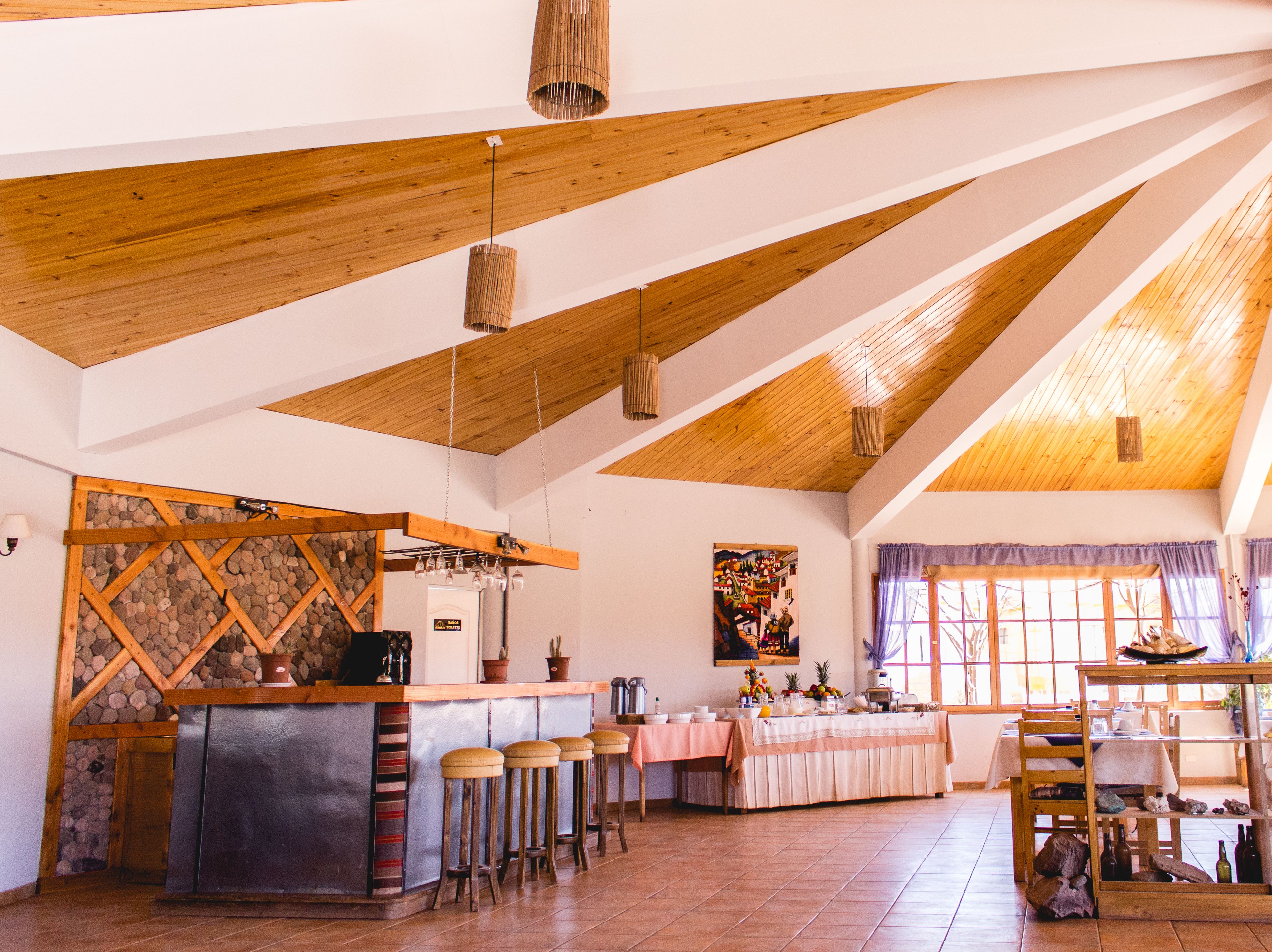 Pequenos-almoços e jantares servidos, com vista para o jardim 