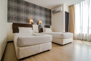 Quarto duplo superior, sacada, vista para a cidade | Cofres nos quartos, escrivaninha, cortinas blackout