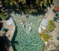 Piscina externa, espreguiçadeiras